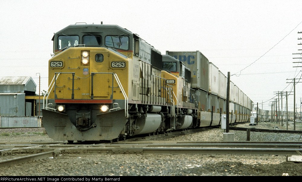 UP SD60Ms Take Stacks Across the Diamonds at the Tower